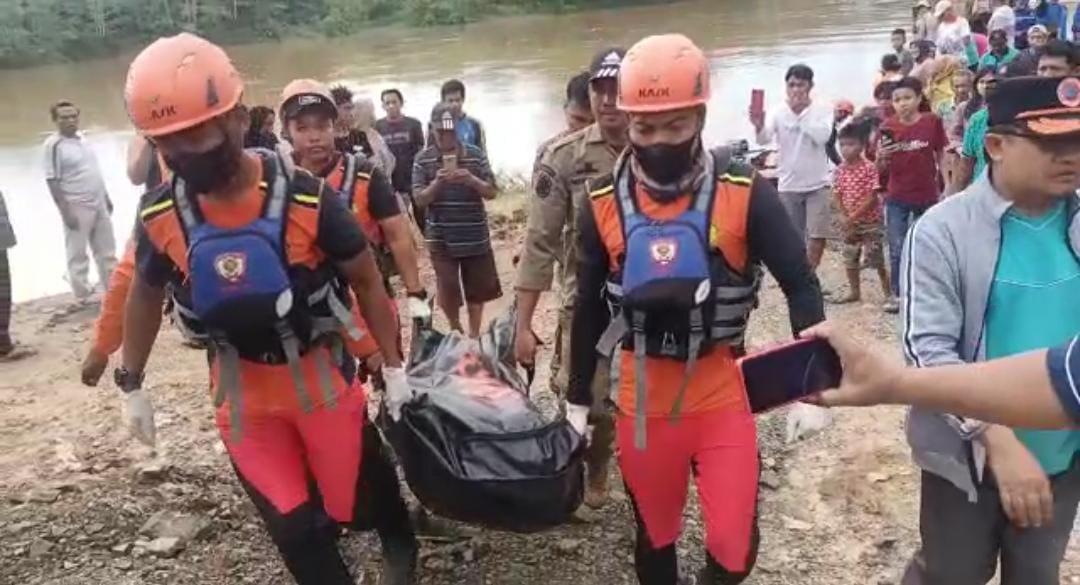 Korban Tenggelam Kecelakaan Kapal Ponton di Sungai Batang Tebo Berhasil ... Korban Tenggelam Kecelakaan Kapal Ponton di Sungai Batang Tebo Berhasil ...
