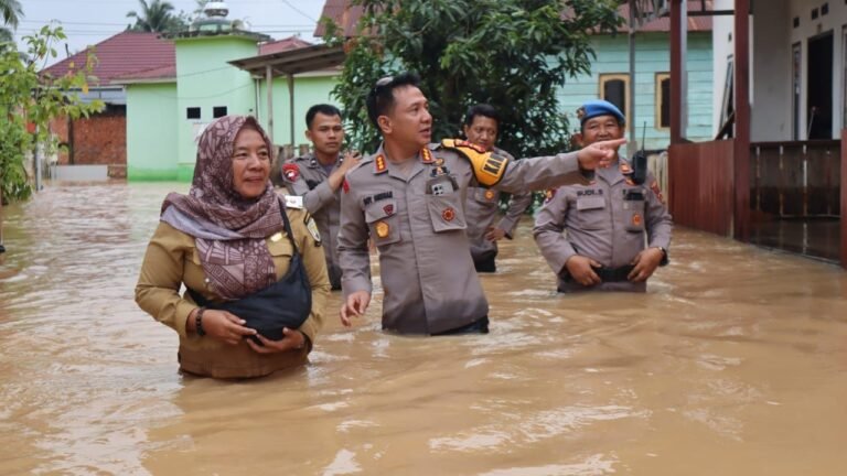 Pastikan Keamanan Warga, Kapolresta Jambi Arungi Banjir di Kenali Asam ...